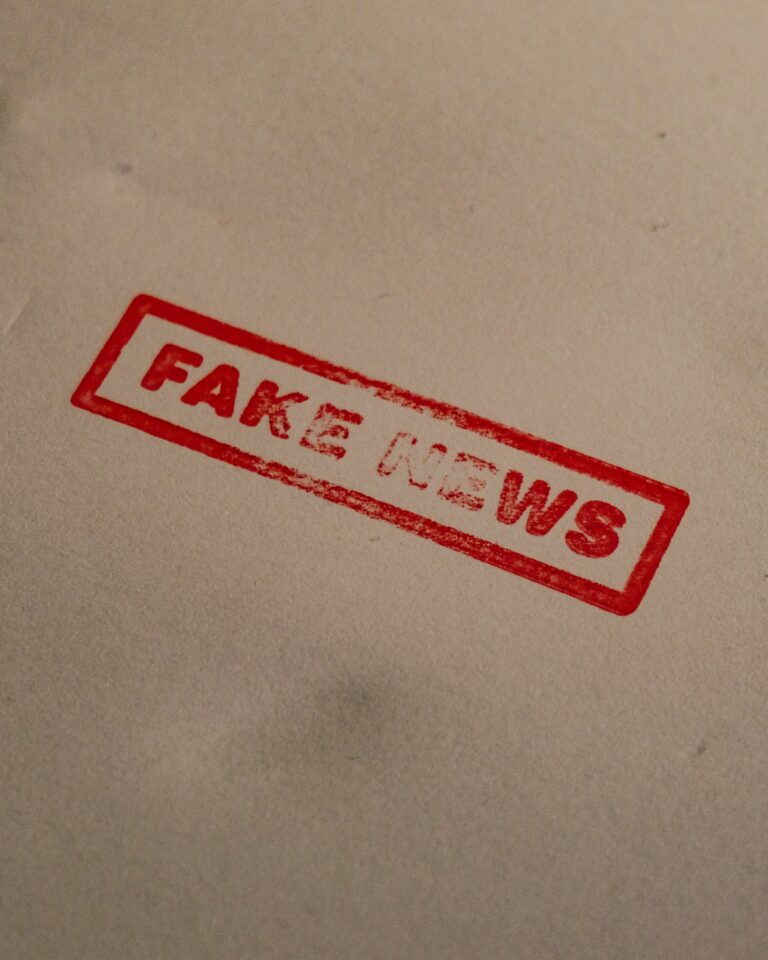 Berüchtigte Fake News Beispiele aus Politik, Pandemie und Popkultur ...